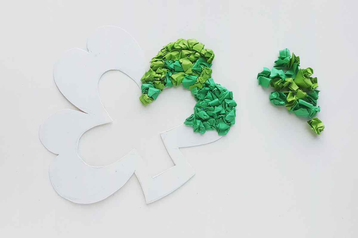 How to make a paper Shamrock Wreath